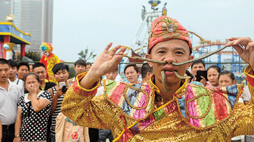 Slithery Stunt Gross Out Article for Students | Scholastic Science ...